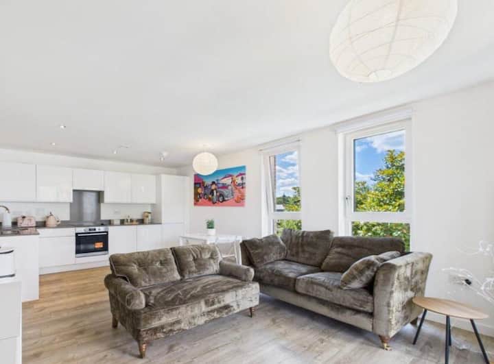 Modern 2-bed Apartment In Longcross | Balcony & Pa - Thorpe Park Resort