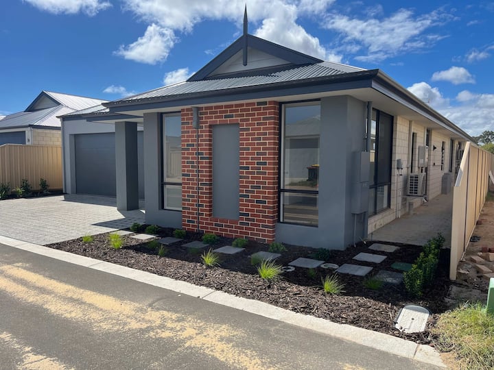 Spacious Accessible With Large Bathrooms In Each R - Bunbury