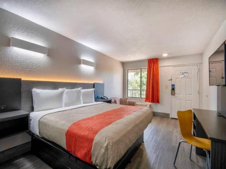 Motel 6 Lafayette, La_1 King Bed | Dragons - Lafayette, LA