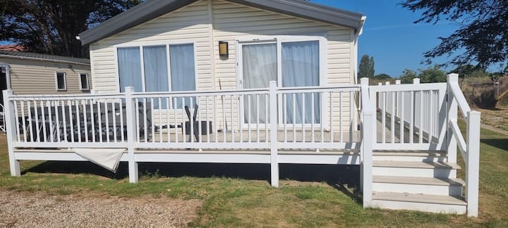 Lovely Lodge At Valley Farm Park Ref 46735v - Clacton-on-Sea