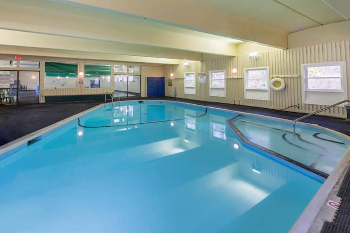 Family Basecamp | 3 Villas, Pools & Games - Stockbridge, MA