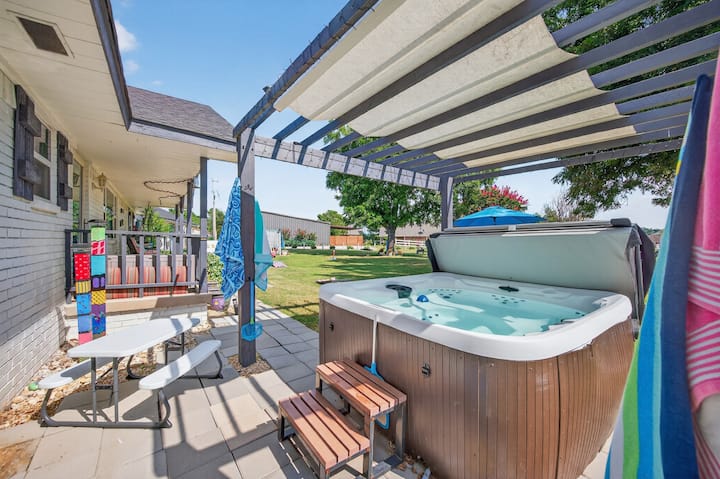 Lake Texoma 4br Retreat | Hot Tub & Fire Pit - Pottsboro, TX