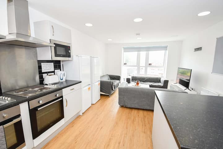 Spacious 13 Bedroom Apartment In Liverpool - Liverpool
