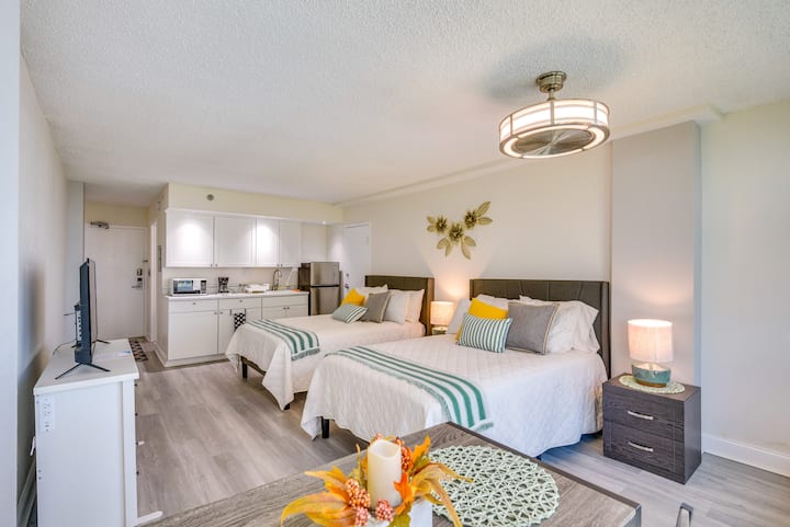 Partial Ocean Views: Daytona Beach Studio! - Daytona Beach Shores, FL