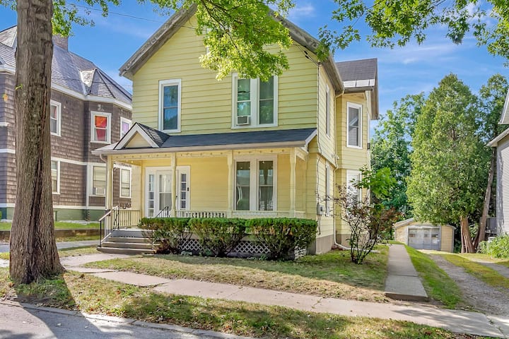 Peak Foliage Views! 4br Home | Walk To Dt - Rutland, VT