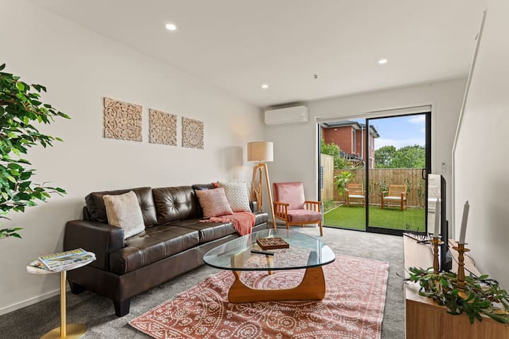 Inviting 2br Gem On Te Kanawa Crescent - Auckland