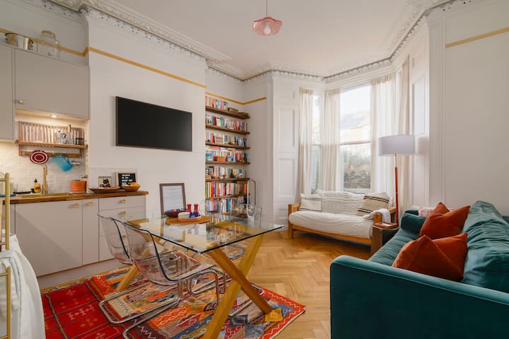 Stylish 2-bed Flat With Balcony & Garden, Haringey - London