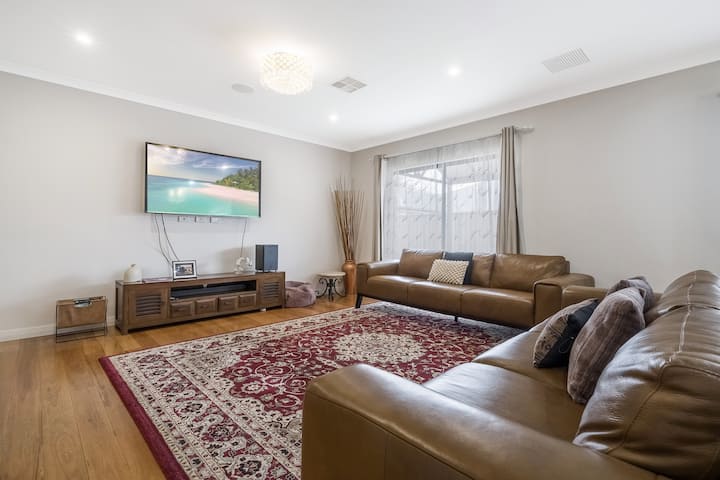 Spacious 4-bed House With Outdoor Area - Perth