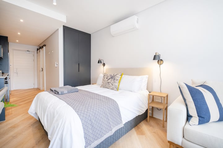 137 Paarl Studio With Onsite Parking & Comforts - Paarl