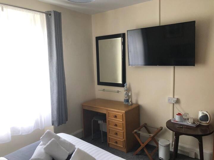 King Size Room With En-suite With Bath And Shower - Watchet