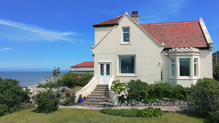Beachfront Escape With Stunning Sea Views - Llandudno