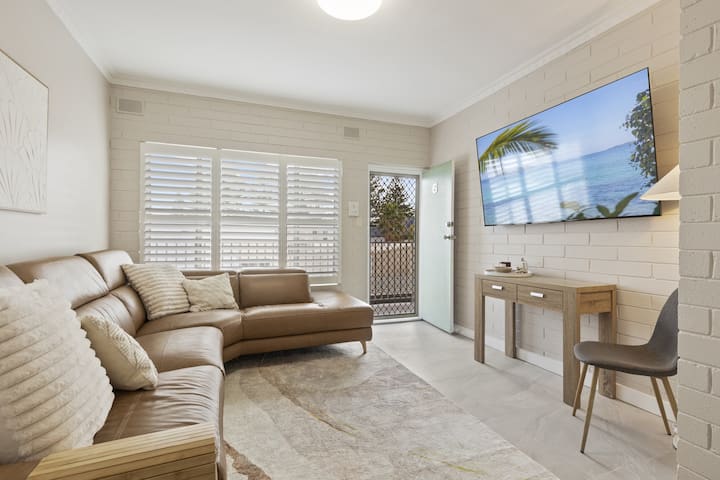 Bright 2-bed Apartment Steps From Largs Bay Beach - Port Adelaide
