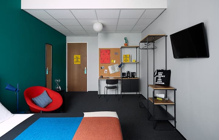 Standard Queen | Gym, Bar & Bikes Included - Rotterdam