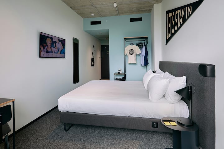 Standard Queen Accessible | Accessible Studio Stay - San Sebastián