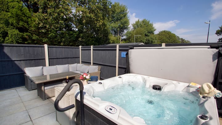 The Burrow House With Hot Tub & Park Facilities - 靈伍德