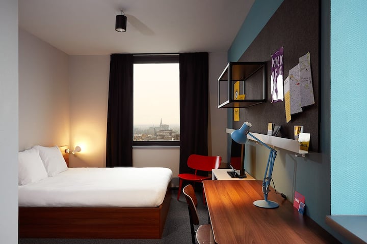 Modern & Bold Design Room At The Social Hub Hotel - Best