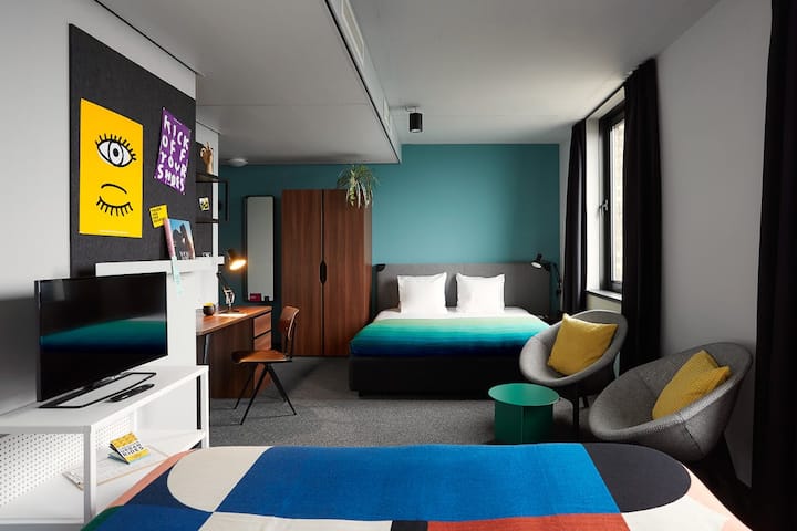 2 King Beds, Plus Comfy Chairs & Workspace - Eindhoven
