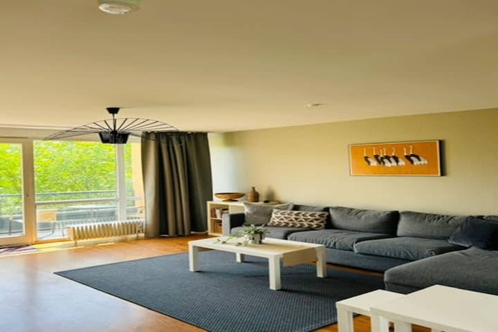 2-bedroom Apartment With Balcony In Mehringplatz - Berlin