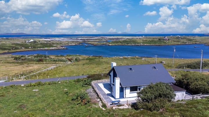 Hugh's Cottage Panoramic Sea & Lake Views - Clifden