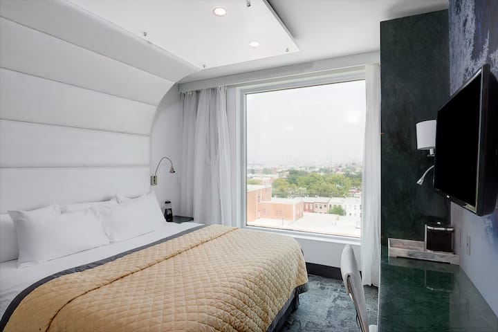 Wyndham Brooklyn | Deluxe King | Spacious Stay - Brooklyn, NY