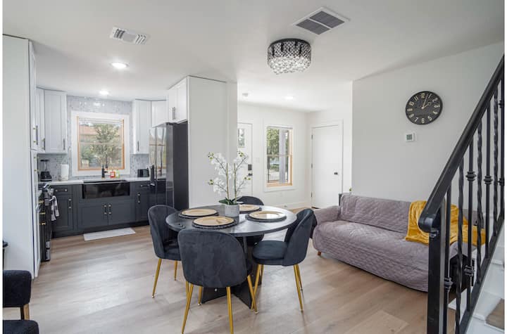 Chic City Gem W/ Breathtaking Skyline Views! - SEA LIFE San Antonio, San Antonio