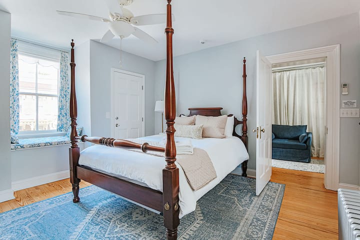Magnolia Suite: Luxury Private Room Downtown - Staunton, VA