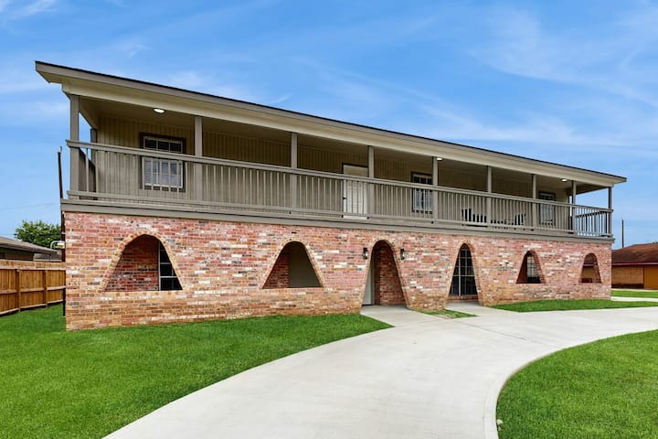 6br Manor W Game Room, Private Gym, & Balcony - Houston