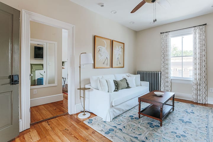 Red Bud Suite: Luxury Private Room Downtown - 스톤턴