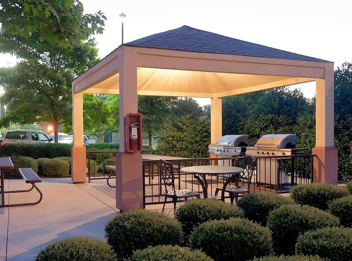 3 Suites W/ Kitchen & Spacious Working Area - Gurnee, IL