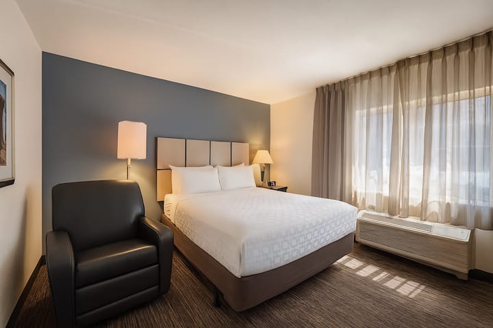 Bring Family & Friends: 4 Suites W/ Kitchen! - Lake County, IL