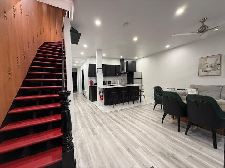 Massive 5br Plateau Home - Upto 10 Guests! - Montreal