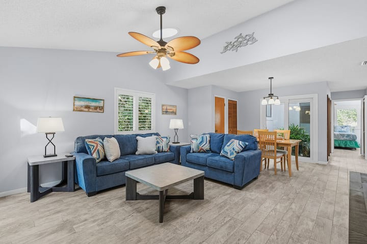 Coastal Charm Meets Modern Comfort - 에지워터