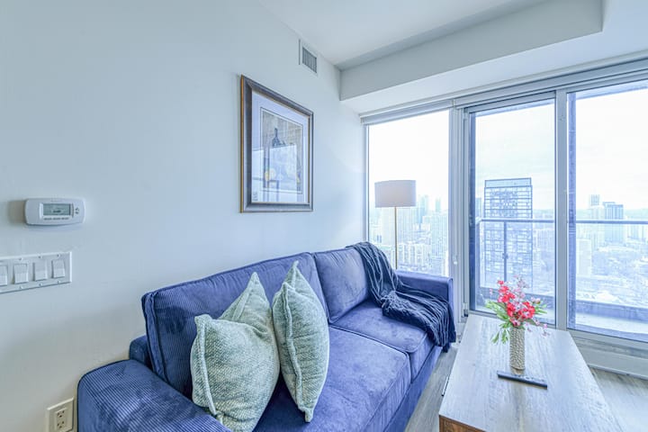 Downtown 2br Skyline Suite With Balcony Views - Toronto, ON