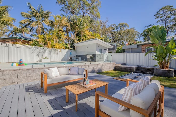 Lakeshore Cottage—boho Chic With Poolside Deck - Morisset