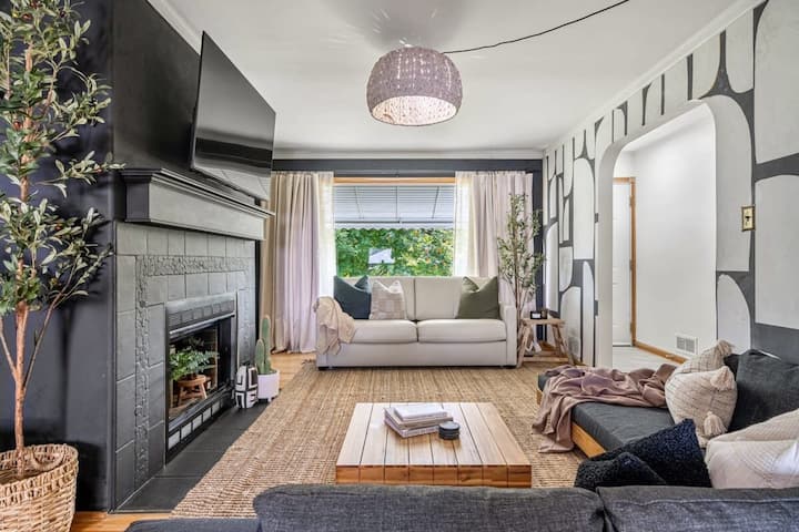 The Distillery | Sleeps 10 Guests | Bbq And Patio! - Red Deer