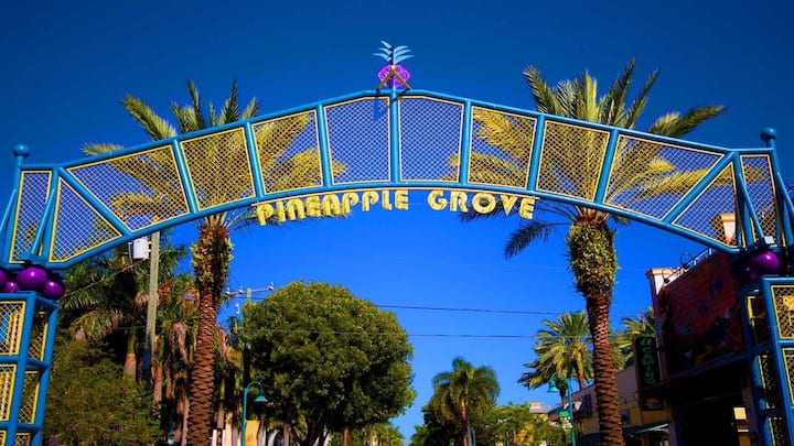 Near Pineapple Grove | Pool. Dining. Shuttle. - Delray Beach, FL