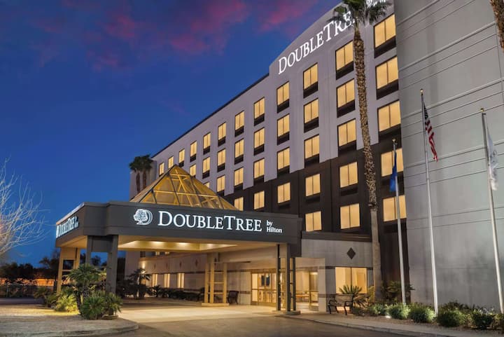 Free Airport Shuttle + Heated Pool Newly Renovated - 라스베이거스, NV