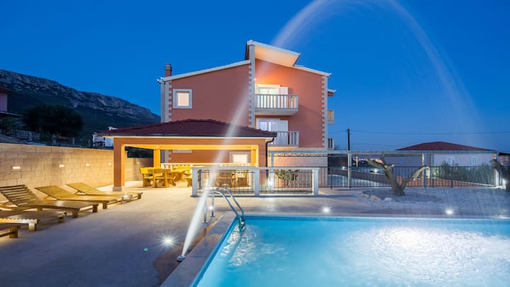 Villa Luma-six Bedroom,heated Pool,sauna,jakuzzi - Split