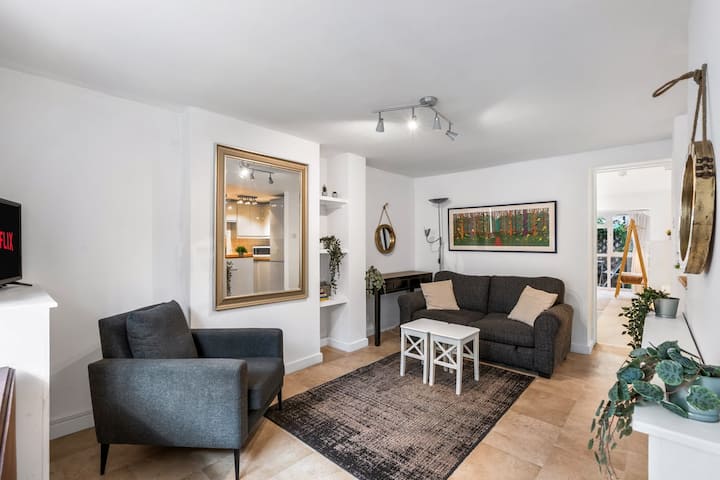 Brighton Bliss | King Bed, Patio & Beach Walks - Brighton