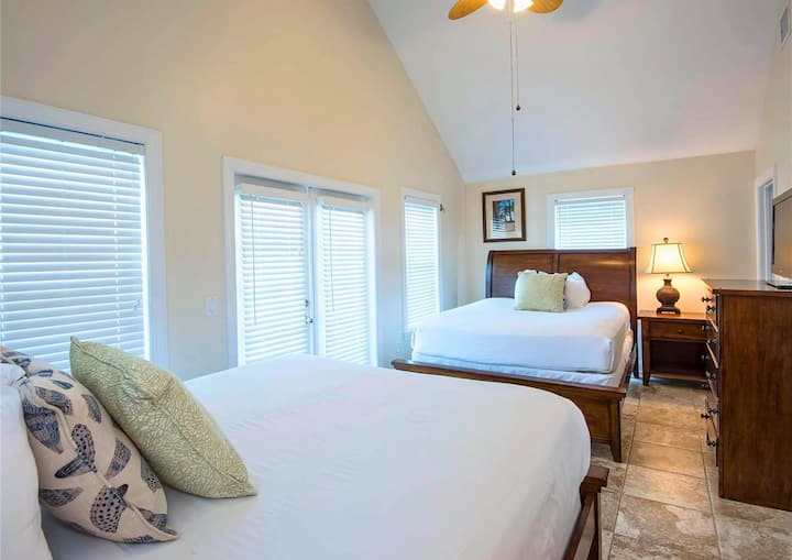 Island-ready Stay With Full Kitchen And Pool! - Marathon, FL