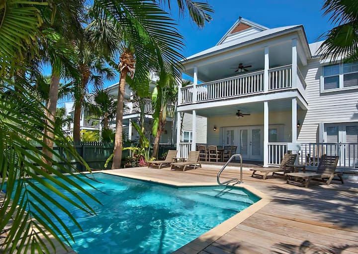 Your Home Base With Pool Access And Kitchen! - Marathon, FL
