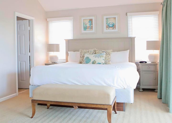Poolside Fun And Kitchen Comforts Awaits! - Marathon, FL