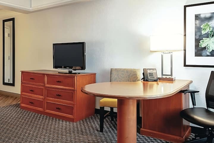 Relax And Unwind! Enjoy Pool Access, Free Parking - Fontana, CA