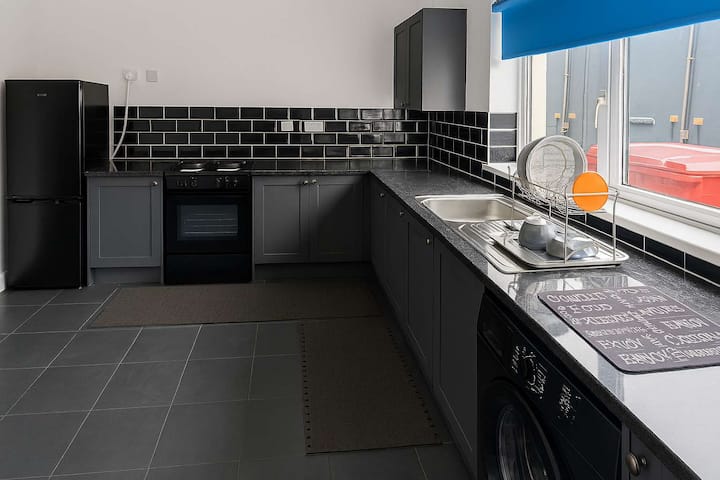 5 Beds/spacious 4-bedroom Retreat In The Heart Of - Cheddar