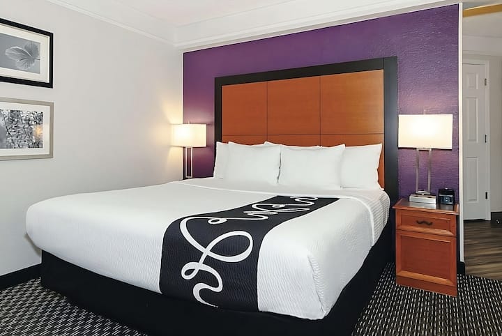 King Bed At La Quinta Inn-ontario Airport - Fontana, CA
