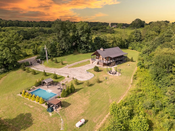 Serenity Ridge • 6 Br Sleeps 16 • Pool • Hot Tub - New Plymouth, OH