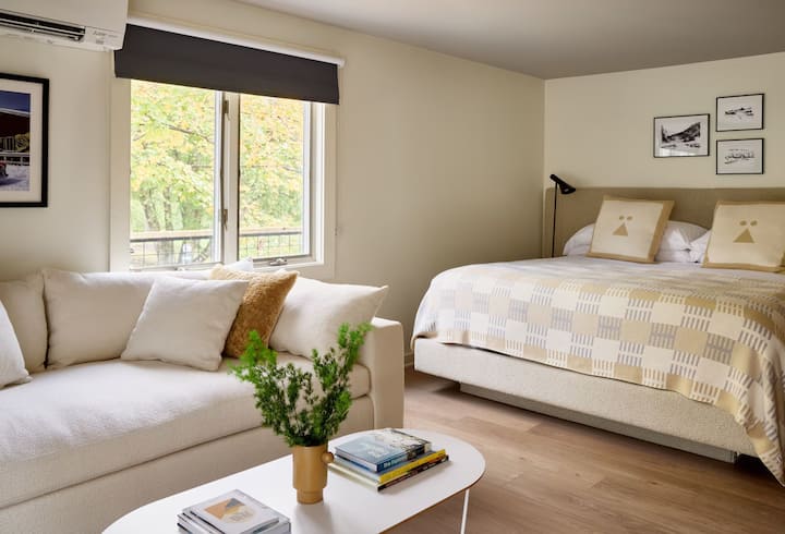 Tälta Lodge, A Bluebird By Lark | King Jr. Suite - Stowe, VT