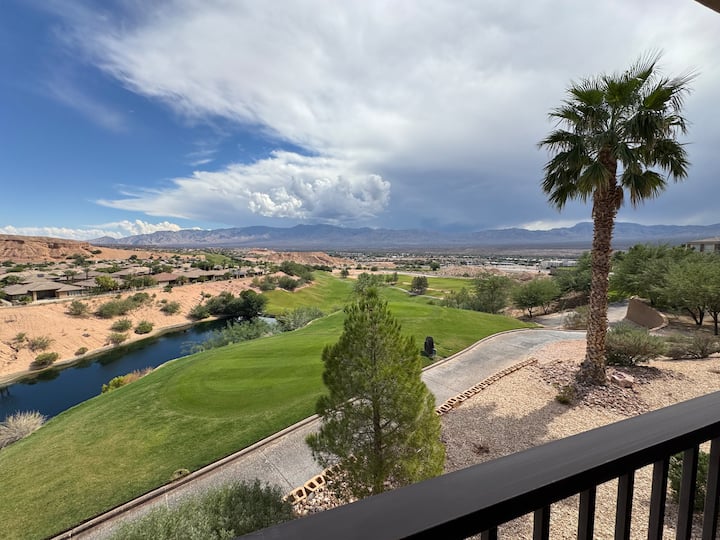 Golf Course Views Over 10th Tee Box – Sleeps 12 - Mesquite, NV