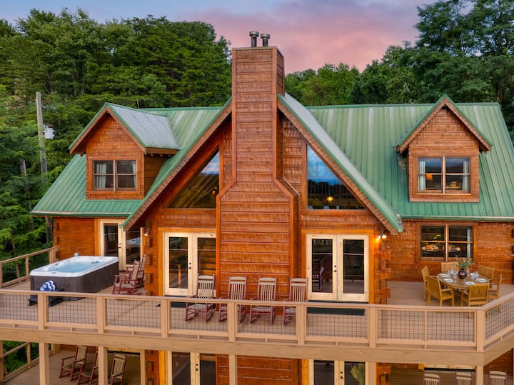 Sleeps 22 | 2 Cabins W/ Hot Tub + Game Room - Gatlinburg, TN