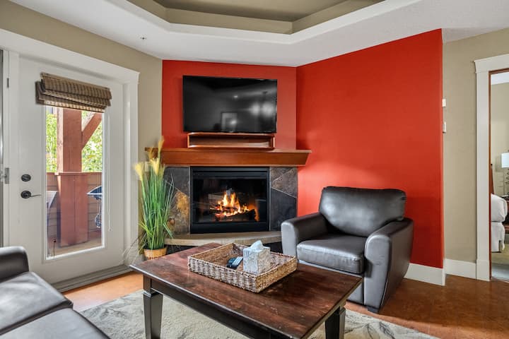Mountain Retreat, Fireplace And Private Balcony - Canmore